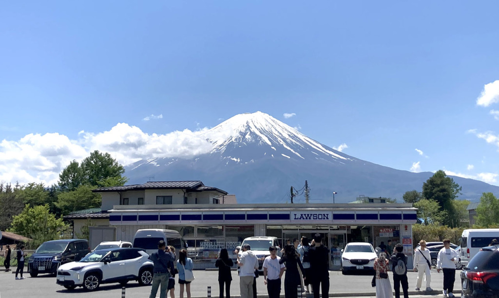 Mt.Fuji and the LAWSON Kawaguchiko convenience store will not be able ...