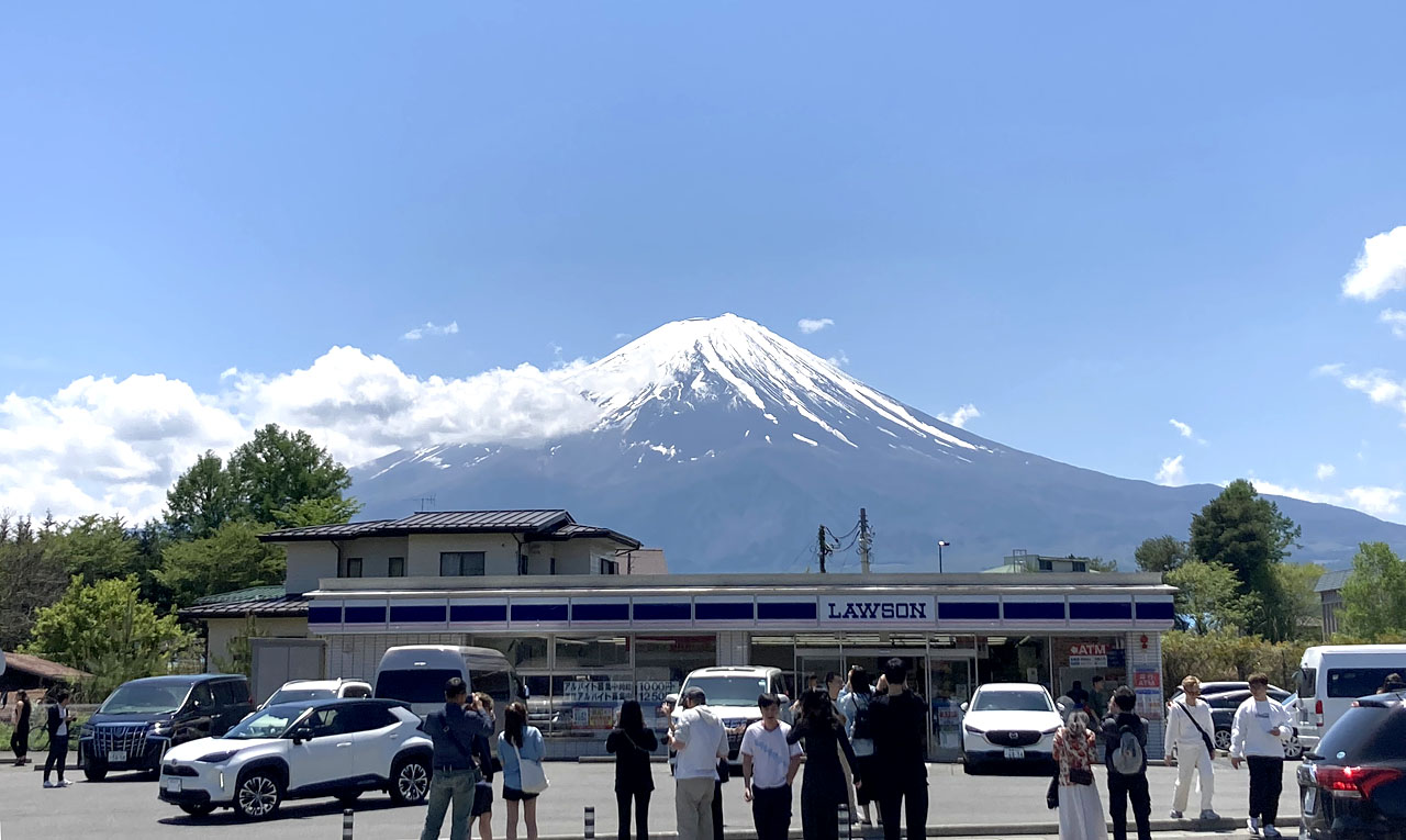 Mt.Fuji and the LAWSON Kawaguchiko convenience store will not be able ...